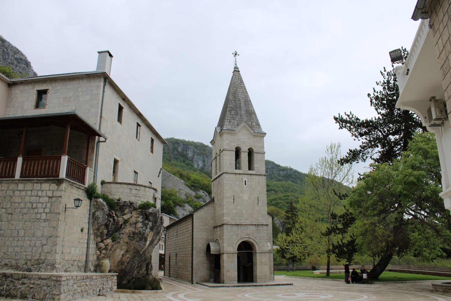 SVETI VASILIJE Ostrog - mesto hodočašća za vernike svih religija ...
